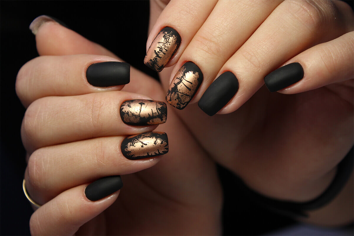 10 Glamorous New Year Nails for the Perfect Party Look
